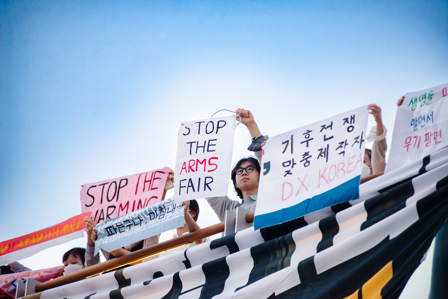 기후위기 시대 ‘친환경 가면을 쓴 기후악당들 방위산업체의 그린워싱 전쟁없는세상
